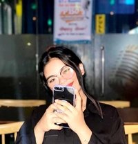 Sabrina Hazel, Esri Lankés Acompañantes transexual en Colombo